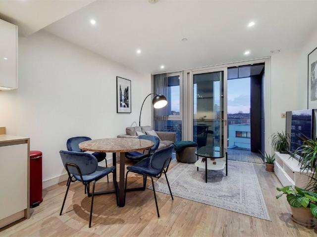 Wandsworth Road, London SW8, 1 bed flat to rent, £2,925 pcm | PrimeLocation