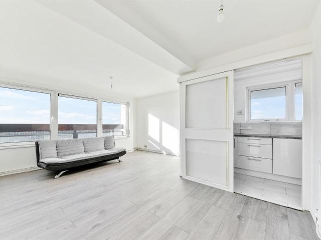 Wandsworth Road, London SW8, 1 bed flat to rent, £1,850 pcm | PrimeLocation