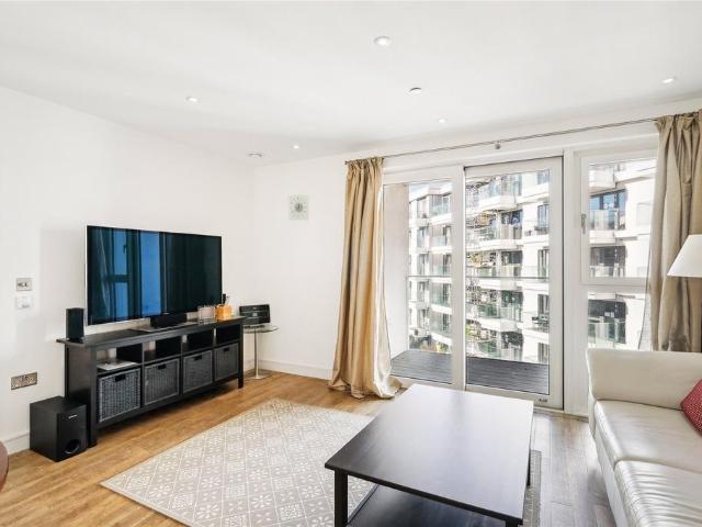 Wandsworth Road, London, SW8 2 bed apartment to rent £3,350 pcm £773 pw