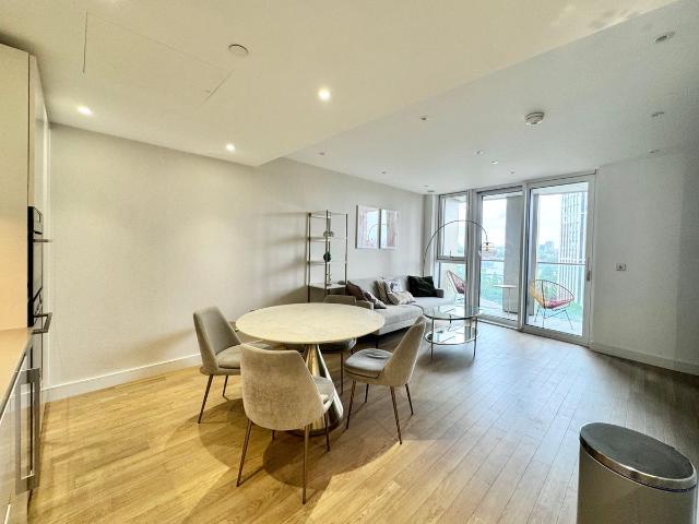 Wandsworth Road, London SW8, 2 bed flat to rent, £3,500 pcm | PrimeLocation