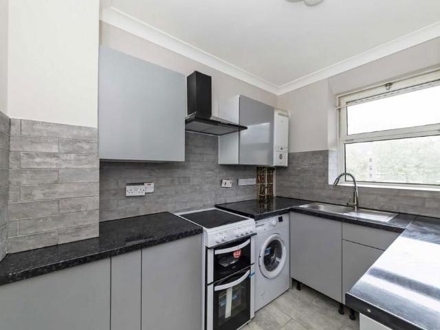 Wandsworth Road, London SW8 2 bed flat to rent £1,950 pcm £450 pw