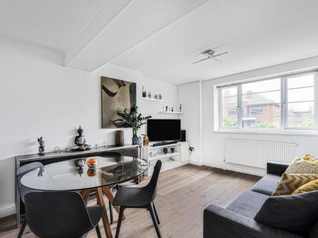 Wandsworth Road, London SW8 2 bed flat to rent £2,500 pcm £577 pw