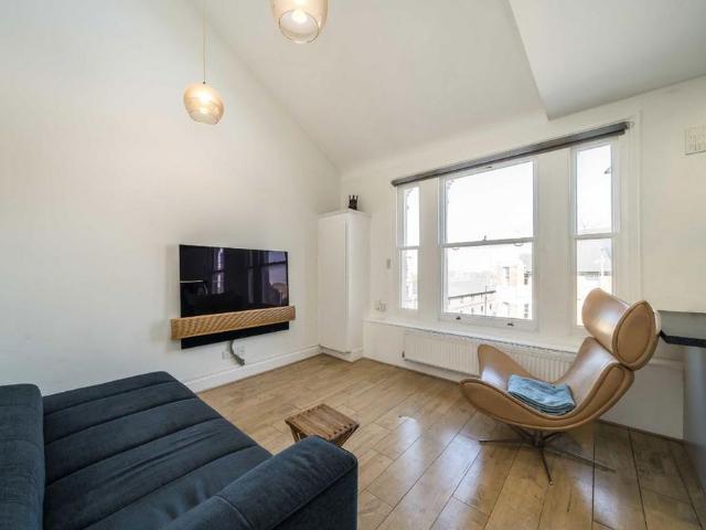 Wandsworth Road, London SW8 2 bed flat to rent £2,600 pcm £600 pw