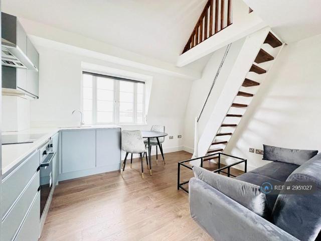 Wandsworth Road, London, SW8 2 bed flat to rent £2,800 pcm £646 pw