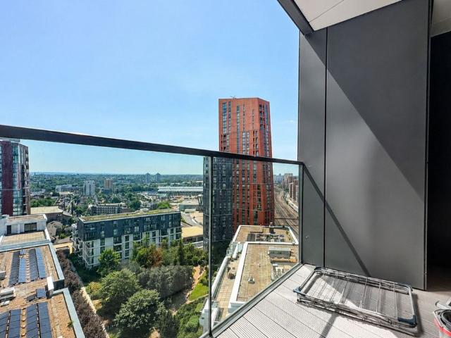Wandsworth Road, London SW8, 2 bed flat to rent, £4,000 pcm | PrimeLocation