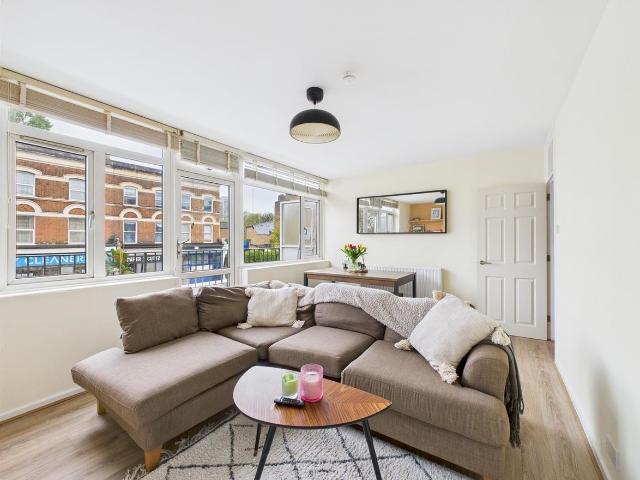 Wandsworth Road, London SW8, 3 bed flat to rent, £3,000 pcm | PrimeLocation