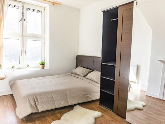 Wandsworth Road, London SW8, Room to rent, £890 pcm | PrimeLocation