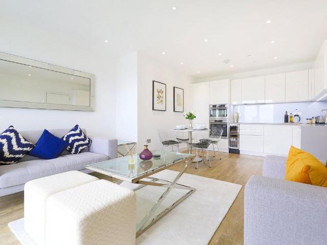 Wandsworth Road, Nine Elms Point, SW8 2 bed apartment to rent £3,748 pcm £865 pw