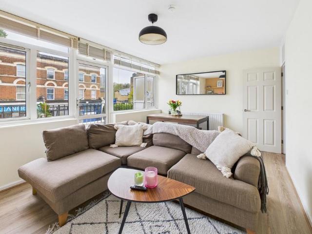 Wandsworth Road, Nine Elms 3 bed apartment to rent £3,000 pcm £692 pw