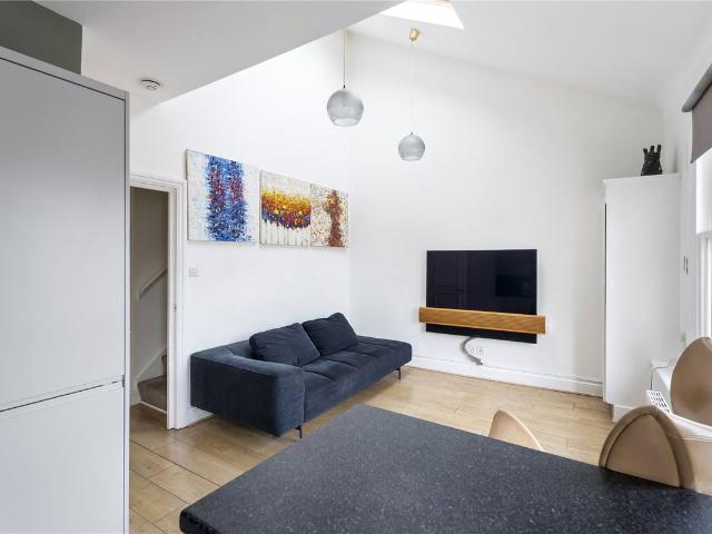 Wandsworth Road SW8, 2 bed flat to rent, £2,600 pcm | PrimeLocation