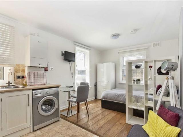 Wandsworth Road, Wandsworth Road SW8, Studio to rent, £1,400 pcm | PrimeLocation