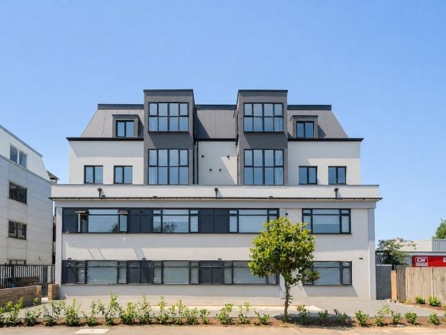 Wansford Park, Borehamwood WD6, 1 bed flat to rent, £1,600 pcm | PrimeLocation