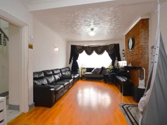 Wadeville Avenue, Romford, RM6 6HA 3 bed terraced house to rent £2,650 pcm £612 pw