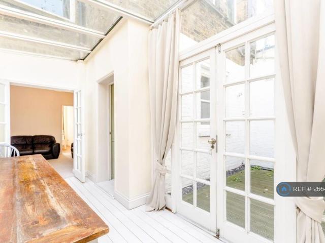 Wadham Road, London, SW15 2 bed flat to rent £2,100 pcm £485 pw