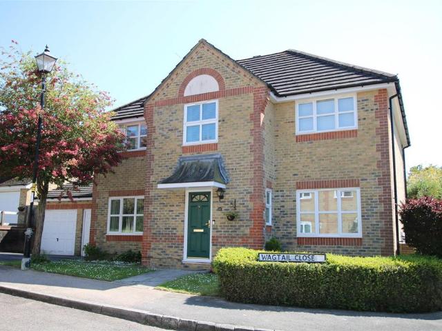 Wagtail Close, Horsham, West Sussex 4 bed detached house to rent £2,750 pcm £635 pw