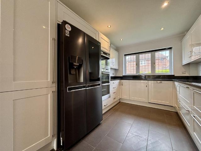 Wagtail Walk, Beckenham, BR3 6 bed detached house to rent £4,500 pcm £1,038 pw