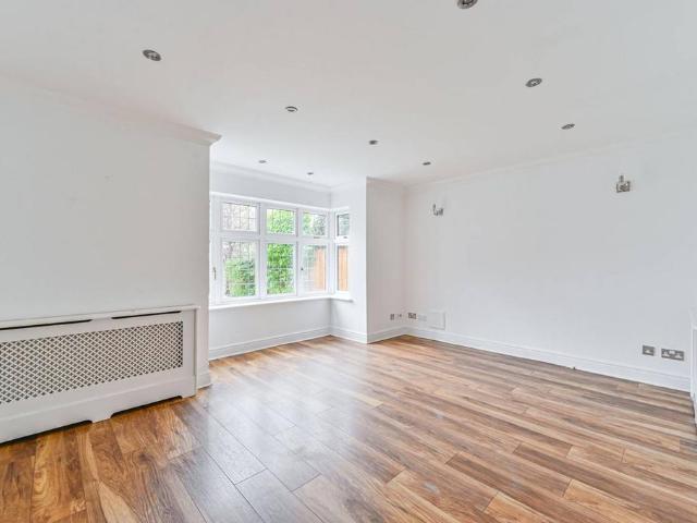 Wagtail Walk, Beckenham, BR3 6 bed detached house to rent £4,750 pcm £1,096 pw