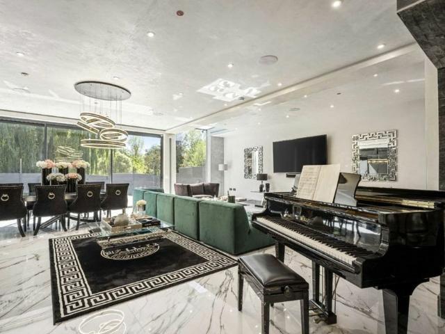 Waggon Road, EN4, London
