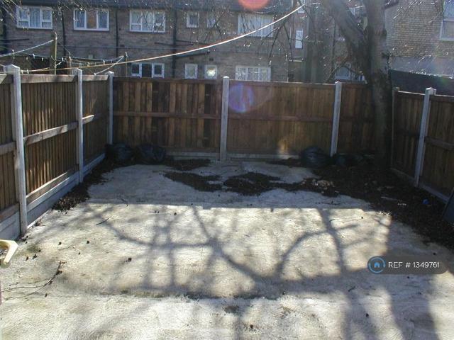 Waghorn Road, London, E13 2 bed flat to rent £2,150 pcm £496 pw