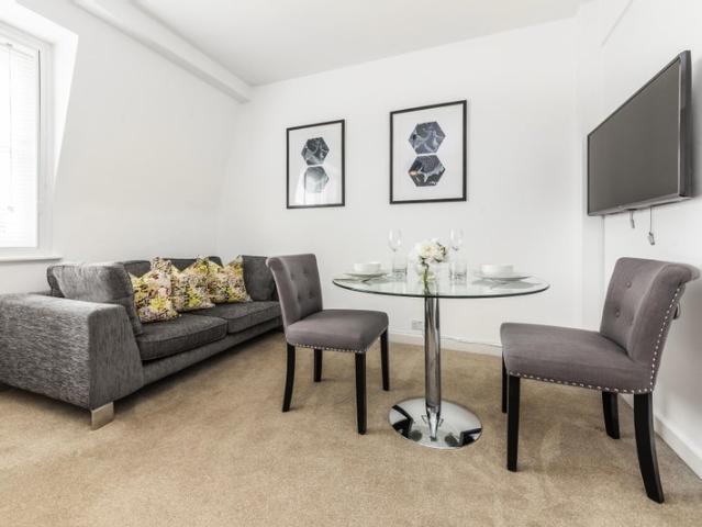 Wake Up in Mayfair | Elegant Studio