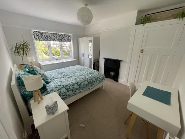 Wake up to bird song just half an hour from central London in this bright and spacious freshly decorated large double room in West Wickham Bromley