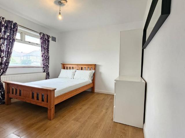 Wakefield Gardens IG11, Room to rent, £650 pcm | PrimeLocation