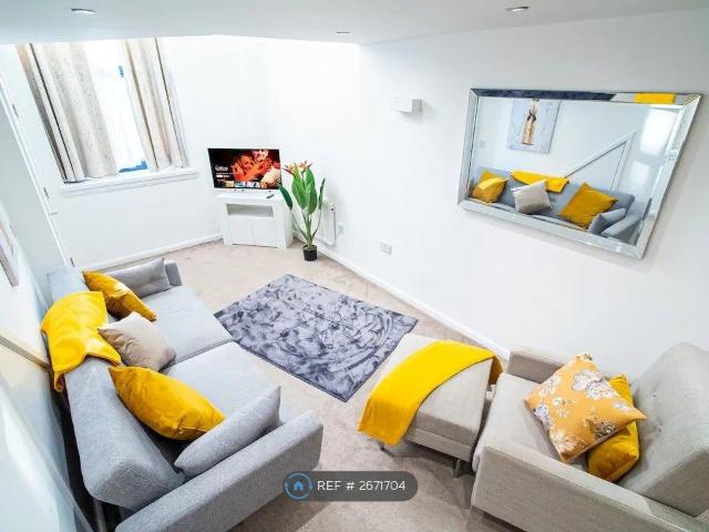 Wakefield Road, Huddersfield HD5, 1 bed flat to rent, £1,000 pcm | PrimeLocation