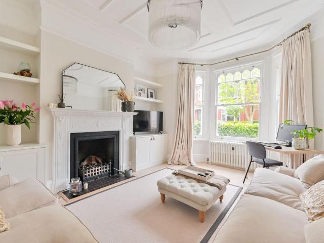 Wakehurst Road, SW11, Between the. 1 bed flat to rent £3,000 pcm £692 pw