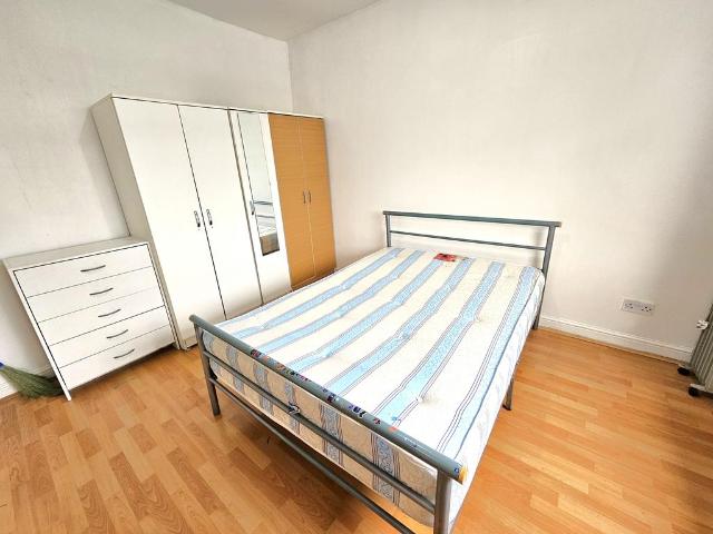 Wakemans Hill Avenue, London NW9 Studio to rent £1,000 pcm £231 pw