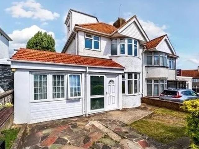 Wakemans Hill Avenue, London, NW9 0TD, United Kingdom | 6 bed duplex for rent #166000010 | Rentberry