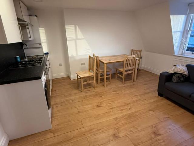 Waltham Cross EN8, 2 bed flat to rent, £7,107 pcm | PrimeLocation