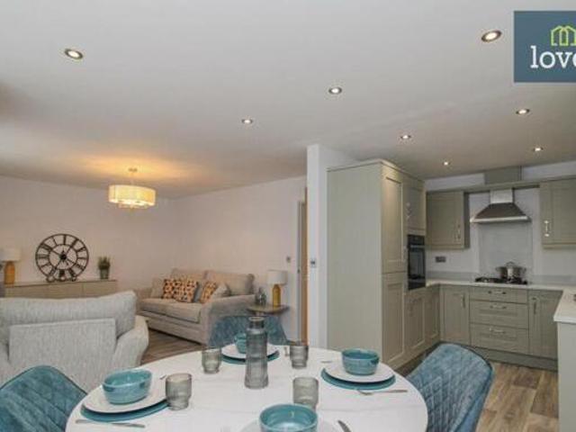 Waltham Road, Royal Gardens, Scartho, 2 Bedroom Flat