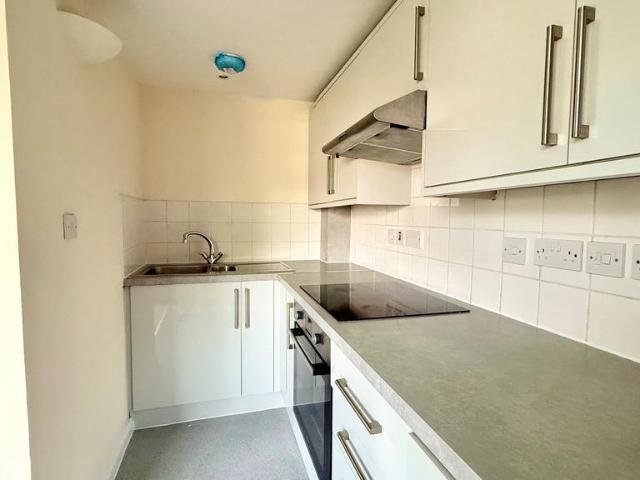 Waltham Road, Woodford Green, IG8 2 bed flat to rent £1,600 pcm £369 pw