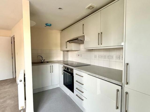 Waltham Road, Woodford Green, IG8 2 bed flat to rent £1,700 pcm £392 pw