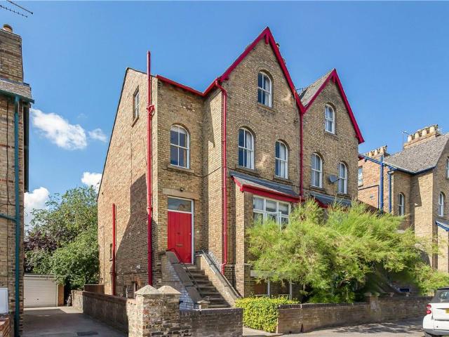 Walton Crescent, Oxford, Oxfordshire. 2 bed apartment to rent £2,150 pcm £496 pw