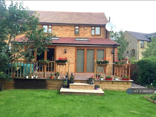Walton Gardens, Waltham Abbey, EN9 4 bed semi detached house to rent £2,650 pcm £612 pw