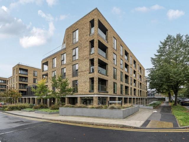 Walton on Thames, Surrey, KT12 1 bed apartment to rent £1,650 pcm £381 pw