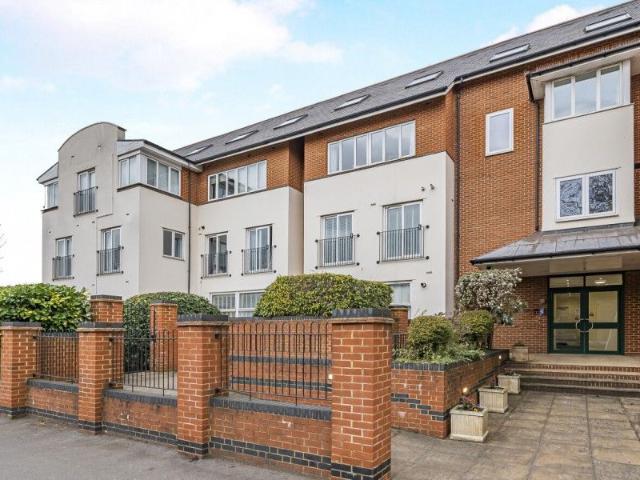 Walton On Thames, Surrey KT12, 2 bed flat to rent, £1,750 pcm | PrimeLocation