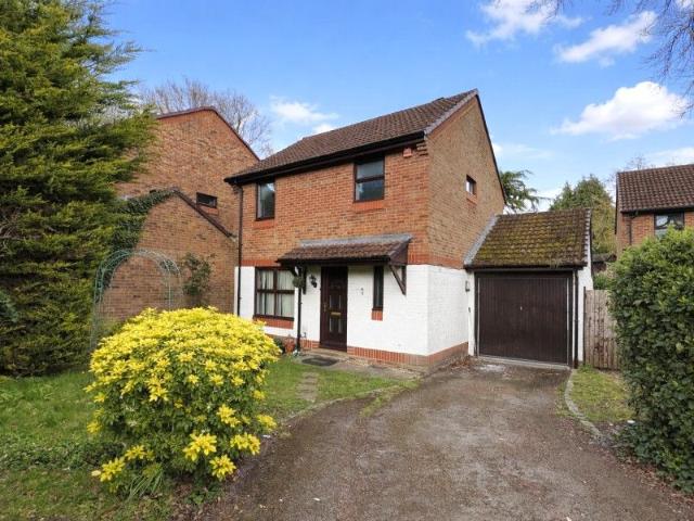 Walton On Thames, Surrey KT12, 3 bed detached house to rent, £2,350 pcm | PrimeLocation
