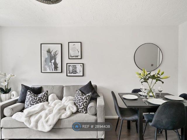 Walton Lodge, London E18, 1 bed flat to rent, £2,750 pcm | PrimeLocation