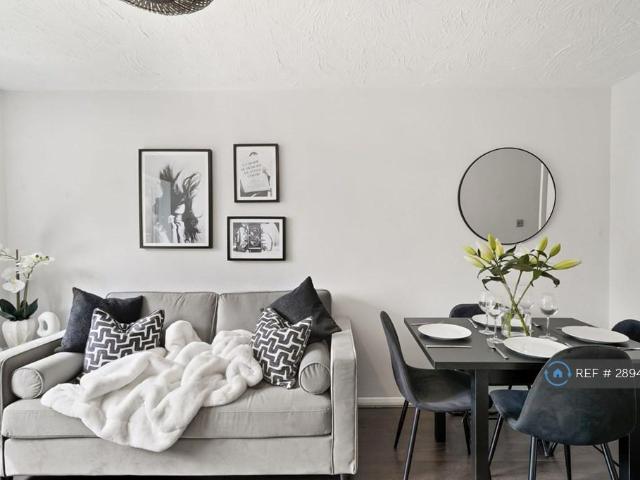 Walton Lodge, London, E18 1 bed flat to rent £2,750 pcm £635 pw
