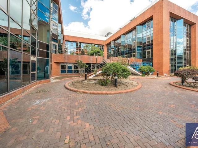 Walton Street, Aylesbury HP21 1 bed flat to rent £1,275 pcm £294 pw