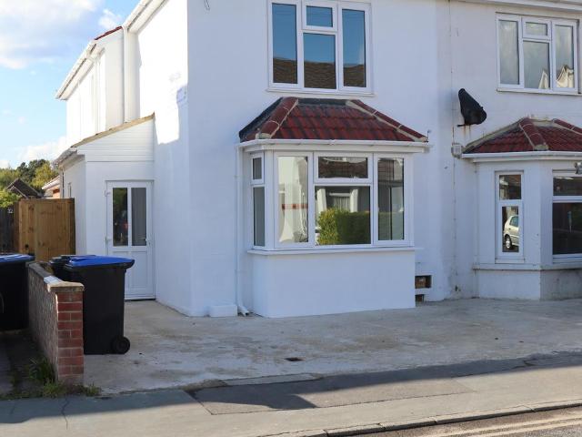 Walton Road, Woking GU21 2 bed ground floor maisonette to rent £1,650 pcm £381 pw