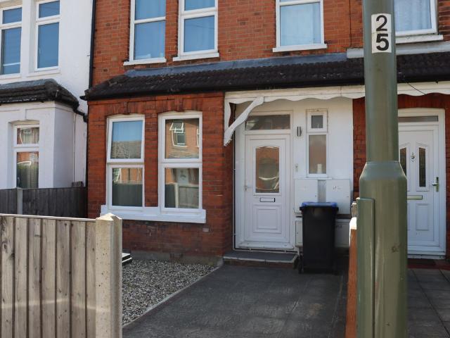 Walton Road, Woking GU21, 2 bed maisonette to rent, £1,600 pcm | PrimeLocation