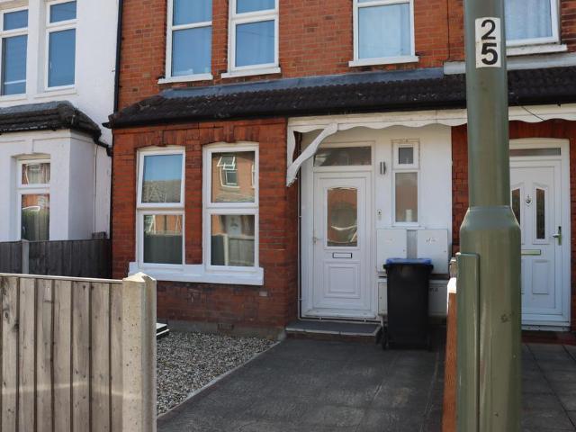 Walton Road, Woking GU21 2 bed maisonette to rent £1,600 pcm £369 pw
