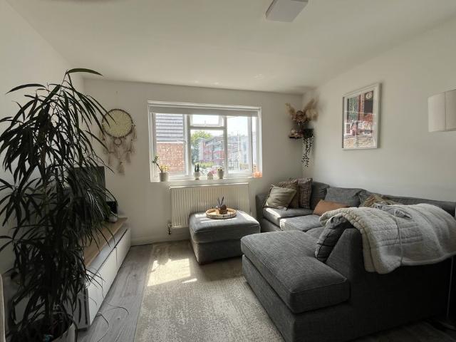 Walton Road, Woking, Surrey GU21, 1 bed flat to rent, £1,150 pcm | PrimeLocation