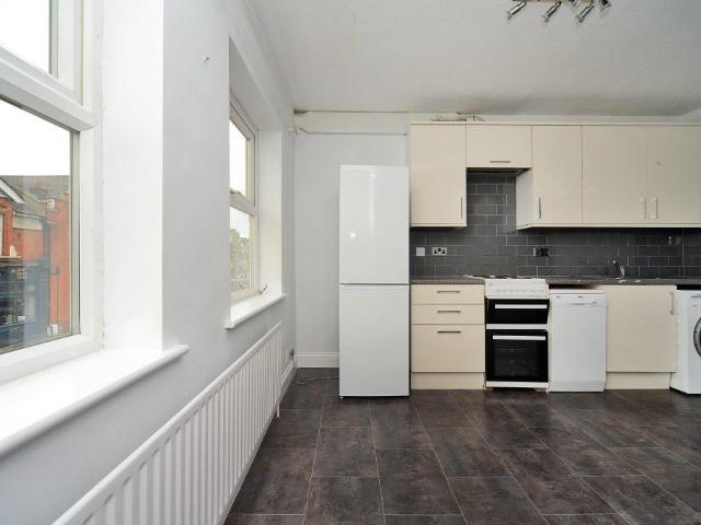 Walton Road, East Molesey, KT8 1 bed flat to rent £1,495 pcm £345 pw