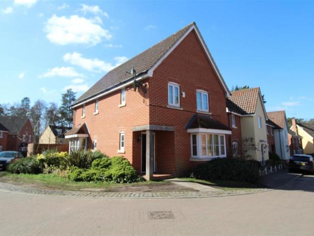 Walton Way, Suffolk IP27 4 bed detached house to rent £1,440 pcm £332 pw