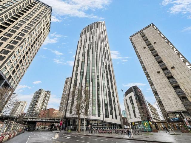 Walworth Road, Elephant and Castle. 2 bed flat to rent £4,200 pcm £969 pw