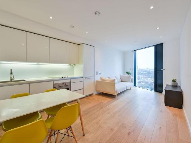 Walworth Road, Elephant and Castle. 2 bed flat to rent £4,500 pcm £1,038 pw